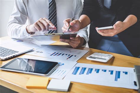 회계금융의 새로운 프로젝트로 일하고 분석하는 전문 경영팀 아이디어 발표 금융사업투자의 회의전략계획 계획에 대한 스톡 사진 및 기타 이미지 Istock