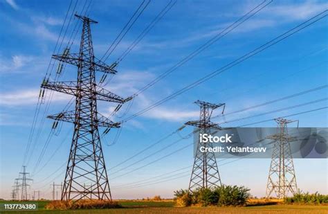 고전압 전원 라인 전기 분배 스테이션 고전압 전기 전송 타워 전력선 및 변압기와 배전 전기 변전소 전기 연료 및 전력 생산에 대한 스톡 사진 및 기타 이미지 Istock