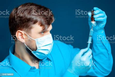 의료 용 마스크와 장갑을 낀 의사가 파란색 유니폼을 입고 있습니다 35 39세에 대한 스톡 사진 및 기타 이미지 35 39세 간호사 건강 진단 Istock