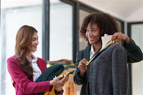 젊은 아프리카계 미국인 여성 패션 디자이너의 초상화는 패션 스튜디오에서 일하는 스타일리시하고 친구입니다 2명에 대한 스톡 사진 및 기타 이미지 Istock