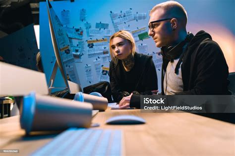 어두운 방에서 함께 컴퓨터를 사용 하는 해커의 사려깊은 몇 남성에 대한 스톡 사진 및 기타 이미지 남성 사람들 사생활 Istock