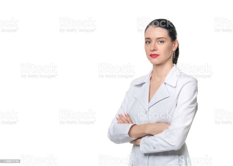 젊은 여성 전문 미용사 의사의 초상화 의료 직종 의료 경력 건강관리와 의술에 대한 스톡 사진 및 기타 이미지 건강관리와 의술 건강한 생활방식 마사지 Istock