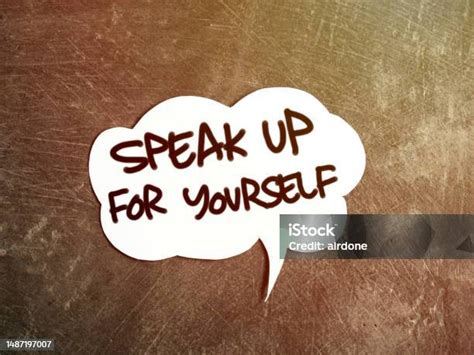 자신을 위해 말하고 텍스트 단어 종이에 쓰여진 타이포그래피 삶과 비즈니스 동기 부여 영감 자신감에 대한 스톡 사진 및 기타 이미지 Istock