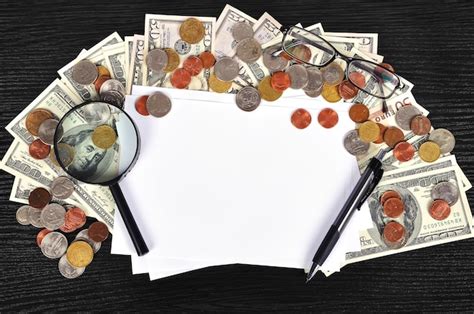 Dinero En La Mesa Foto Premium