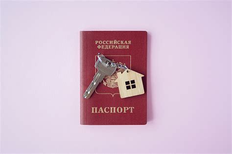 러시아어 국제 여권 과 분홍색 배경에 장신구 집 열쇠는 복사 공간을 닫습니다 이민 이민 시민권 개념 가정 생활에 대한 스톡 사진