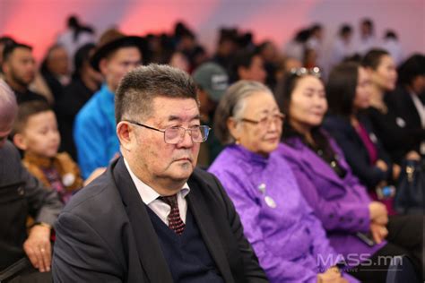 С Лүндэг Өвөөгийнхөө уран бүтээлийг хойч үедээ мөнхжүүлэх зорилгоор “Шаравын Сүрэнжав сан” г