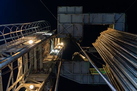 극적인 Cloudscape와 육상 디저트 석유 및 가스 시추 장비 석유 및 가스 산업의 석유 플랫폼에서 석유 시추 장비 작동 토지 석유 드릴링 리그 푸른 하늘 가솔린에 대한