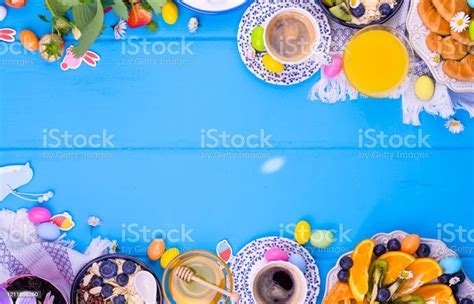 두 부활절 아침 식사 신선한 향기로운 에스프레소 커피 오렌지 주스 부활절 색깔의 달걀 그래놀라 푸른 나무 배경에 꿀 공간을 복사합니다 맨 위 보기 부활제에 대한 스톡 사진