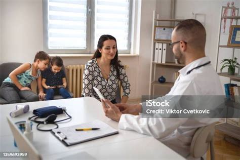 의사와 의사가 의사의 사무실에서 자녀 건강에 대해 논의합니다 2 3 살에 대한 스톡 사진 및 기타 이미지 2 3 살 30 34세 6 7 살 Istock
