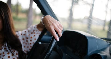 Melbourne Chinese Language Driving Babe Apologizes For Ad Calling Female Teachers Timid And Weak