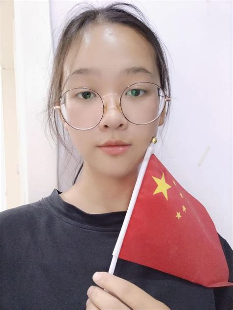 旅游烹饪系开展我和国旗合个影活动 江苏省淮阴商业学校