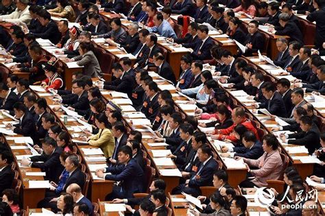 十三届全国人大二次会议第二次全体会议代表认真听会 2019全国两会 人民网