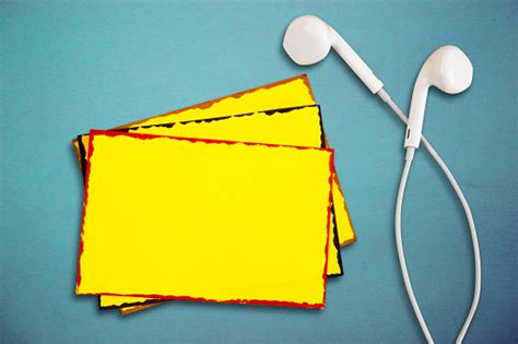 웹 배너 홍보 자료 템플릿 흰색 이어폰을 모의 Demonstratingal 빈 메모 패드 시트 알림 수신에 대 한에 대 한 비즈니스 개념 빈 복사 텍스트 디자인 0명에 대한