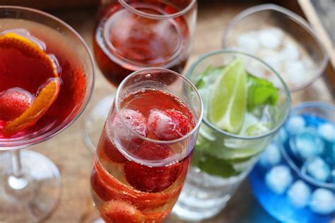 와인 브랜디 리큐어 그라페 칵테일 모히토 코냑 위스키 세트 칵테일과 음료를 만들기위한 다양한 주류 및 주류 개체 그룹에 대한