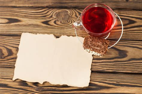 맛 있는 라즈베리 홍차와 롤 파이 오래 된 나무 시골풍 테이블에 한 번된 빈 종이 조각 전체 컵 0명에 대한 스톡 사진 및 기타 이미지 Istock