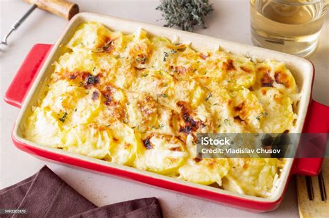 치즈와 크림을 곁들인 감자 캐서롤 채식 음식 프랑스 음식 그라탕 도피누아 감자 그라탕에 대한 스톡 사진 및 기타 이미지 감자