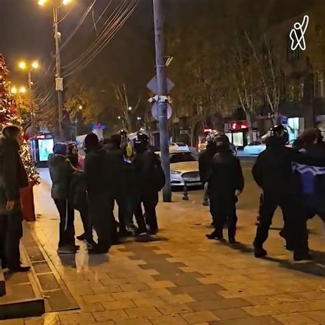 Formula • ფორმულა „გემუდარებით ჩემი შვილია და ჩემი ქმარი“ — სპეცრაზმმა რესპუბლიკის მოედანზე