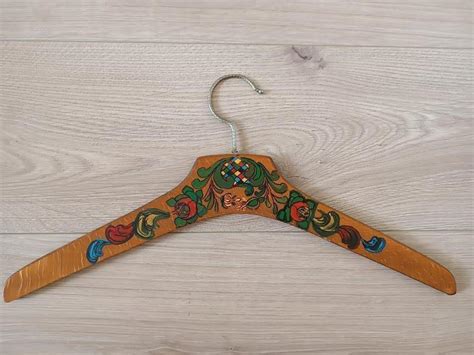 Деревяний тремпель з розписом ексклюзивний вішак для одягу — ціна 200 грн у каталозі Вішалки