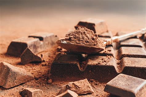 갈색 코코아 파우더를 숟가락에 넣고 다진 초콜릿 큐브 복사 공간이 있는 어두운 배경 갈색에 대한 스톡 사진 및 기타 이미지