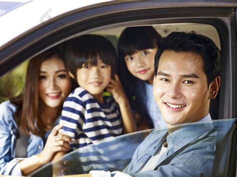 亚洲家庭享受乘坐一辆汽车 包图企业站