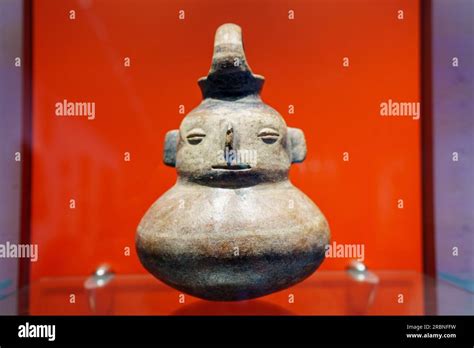 globular anthropomorphic vase of semispherical mango vicús culture