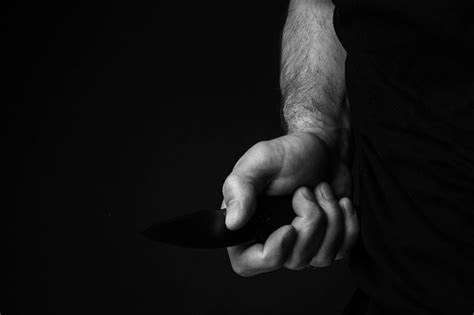 남자의 손에 날카로운 칼 차가운 무기의 사용 칼 공격 무장 습격 감정에 대한 스톡 사진 및 기타 이미지 감정 강도 강철 Istock