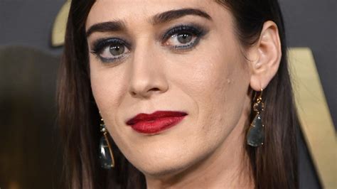 Lizzy Caplan Celebrates Her Mean Girls Co Star Lindsay Lohans Return To The Spotlight
