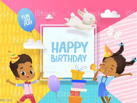 즐거운 아프리카계 미국인 소년과 소녀 생일 모자 행복 하 게 뛰어 풍선 귀여운 토끼 배경에 선물의 무리와 함께 생일 인사말 카드의 그림 공휴일에 대한 스톡 벡터 아트 및