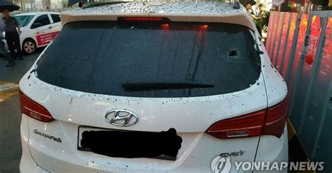 용수관 폭발로 날아간 돌에 부서진 차 유리