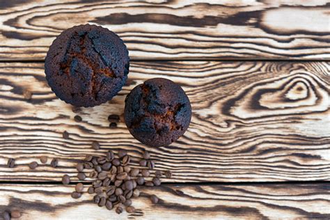 신선한 맛 있는 컵 케 익과 커피 향기로운 곡물에 나무 배경 0명에 대한 스톡 사진 및 기타 이미지 0명 갈색 계피