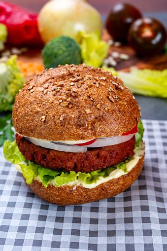 채식 식물 기반모조 다진 고기 버거와 신선한 야채로 만든 맛있는 햄버거 0명에 대한 스톡 사진 및 기타 이미지 0명 가루로