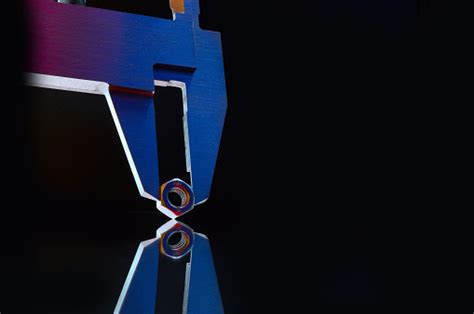 금속 다양한 크기의 크롬 도금 너트 및 너트를 측정하는 캘리퍼 검은 배경 0명에 대한 스톡 사진 및 기타 이미지 0명 강철 건설 기계류 Istock