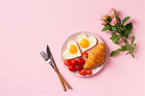 핑크 배경에 계란 하트와 커피 한 잔과 함께 하는 건강한 아침 식사 밸런타인데이에 대한 스톡 사진 및 기타 이미지 밸런타인데이 아침 식사 건강한 식생활 Istock