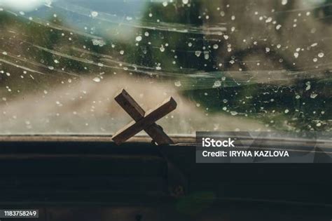자동차의 더러운 유리의 배경에 대한 간단한 나무 기독교 십자가 0명에 대한 스톡 사진 및 기타 이미지 0명 기도하기