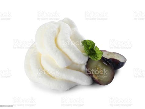 흰색으로 분리된 블루베리와 민트를 곁들인 맛있는 신선한 휘핑크림 소용돌이 0명에 대한 스톡 사진 및 기타 이미지 0명 거품 내기 달콤한 음식 Istock