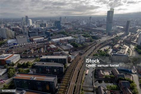 맨체스터 시티 센터 드론 위에서의 조감도 건물 작업 스카이 라인 건설 블루 스카이 여름 베탐 타워 아파트 부동산 에이전트 맨체스터 그레이터 맨체스터에 대한 스톡 사진 및