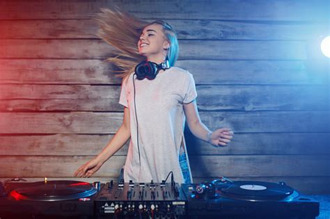 귀여운 Dj 여자 즐거움 음악 재생 클럽 파티라는 Dj에 대한 스톡 사진 및 기타 이미지 Dj 여자 귀여운 Istock