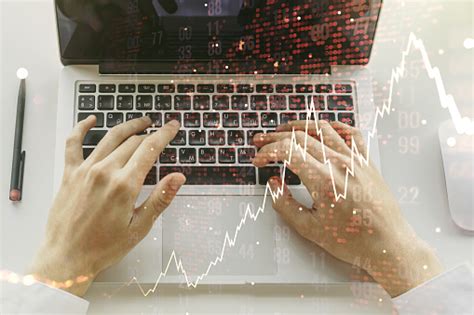 세계지도와 배경 은행 및 회계 개념에 컴퓨터 키보드에 손 입력추상 금융 다이어그램의 멀티 노출 거래자에 대한 스톡 사진 및 기타 이미지 Istock