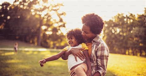 트로프 공원을 운영하는 아프리카계 미국인 어머니와 딸 어린 소녀에게 집중하십시오 사진 Unsplash의 세르비아 이미지