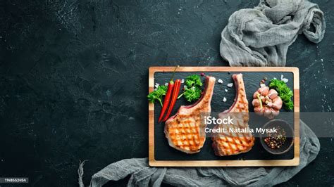 향신료와 허브로 뼈에 돼지고기 스테이크를 바베 큐 평면도 텍스트를 위한 여유 공간 고기에 대한 스톡 사진 및 기타 이미지 고기 구이 굽기 Istock