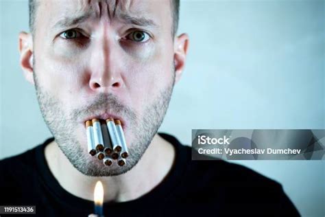 고통받는 얼굴을 가진 남자는 그의 입에 담배를 많이 들고 카메라를 보고 공간을 복사 거친에 대한 스톡 사진 및 기타 이미지 거친 관능 그루터기 얼굴부위 털 Istock