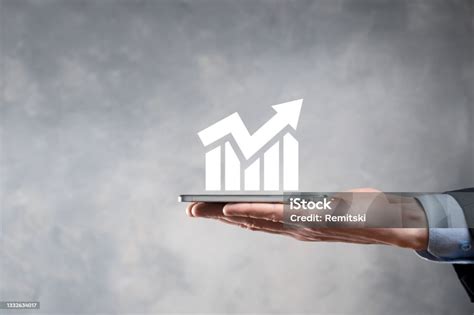 긍정적 인 이익 성장과 그래프를 들고 사업가 남자 그의 사업에서 차트 긍정적 인 지표의 성장과 계획 그래프 성장더 많은 수익성과 성장 개념에 대한 스톡 사진 및 기타 이미지