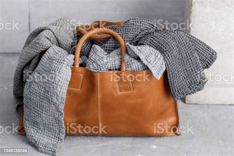 유기농 와플 린넨 수건 대나무 칫솔 현대적인 욕실 인테리어의 회색 색조의 욕실 제로 폐기물 액세서리 데일리 바디 케어 스파 및 웰빙 제로 폐기물 욕실 개념 개념에 대한 스톡