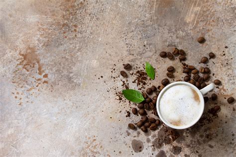 모닝 커피 컨셉 돌 오래된 콘크리트 조리대에 커피 라떼와 커피 콩 한 잔 상단보기 평면 누워 배경입니다 공간을 복사합니다 0명에