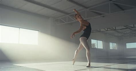 댄스 스튜디오에서 발레를 연습하는 매력적인 젊은 여성의 전체 길이 샷 댄서에 대한 스톡 사진 및 기타 이미지 댄서 모던 양식 춤 Istock