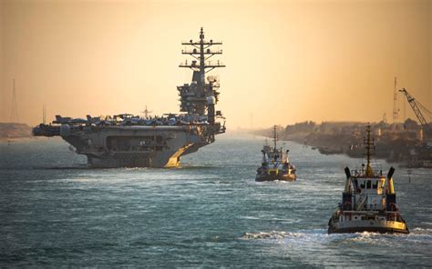 Pictured Us Navy Submarine Transits Suez Canal En Route To Israel Deployment