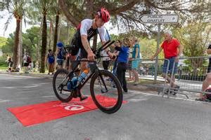 Die finnische Profi-Athlethin Kaisa Sali vor dem Start des Ironman ...