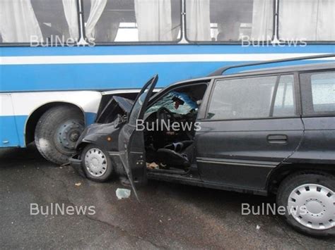 Кола се заби в автобус на пътя за Оряхово