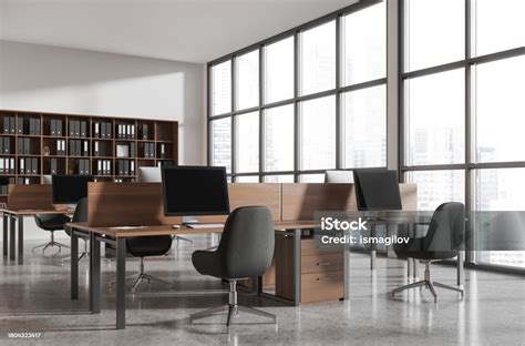 테이블과 Pc 컴퓨터 선반 및 파노라마 창이 있는 작업장 인테리어 0명에 대한 스톡 사진 및 기타 이미지 0명 3차원 형태 가구 Istock