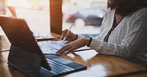 태블릿 컴퓨터에서 작업하고 사무실 책상에서 통계를 분석하는 여성 관리자의 자른 사진 사진 Unsplash의 아이디어 이미지